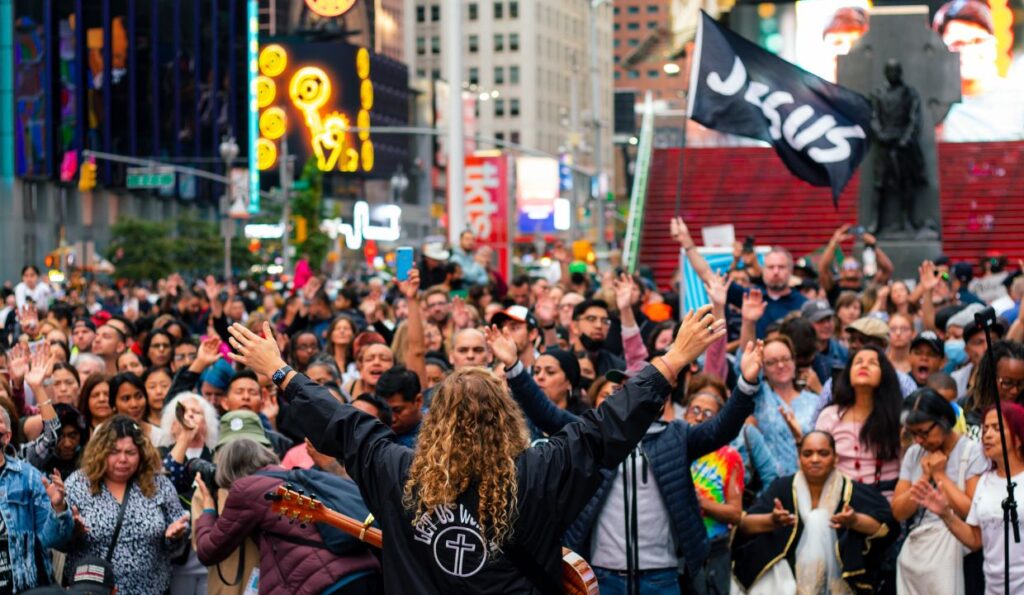 Thousands Worship Jesus in Time Square: 'The World Is Hungry for the ...